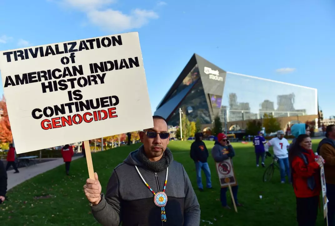 Ein Demonstrant mit Schild vor dem U.S. Bank Stadium in Minneapolis im Jahr 2019