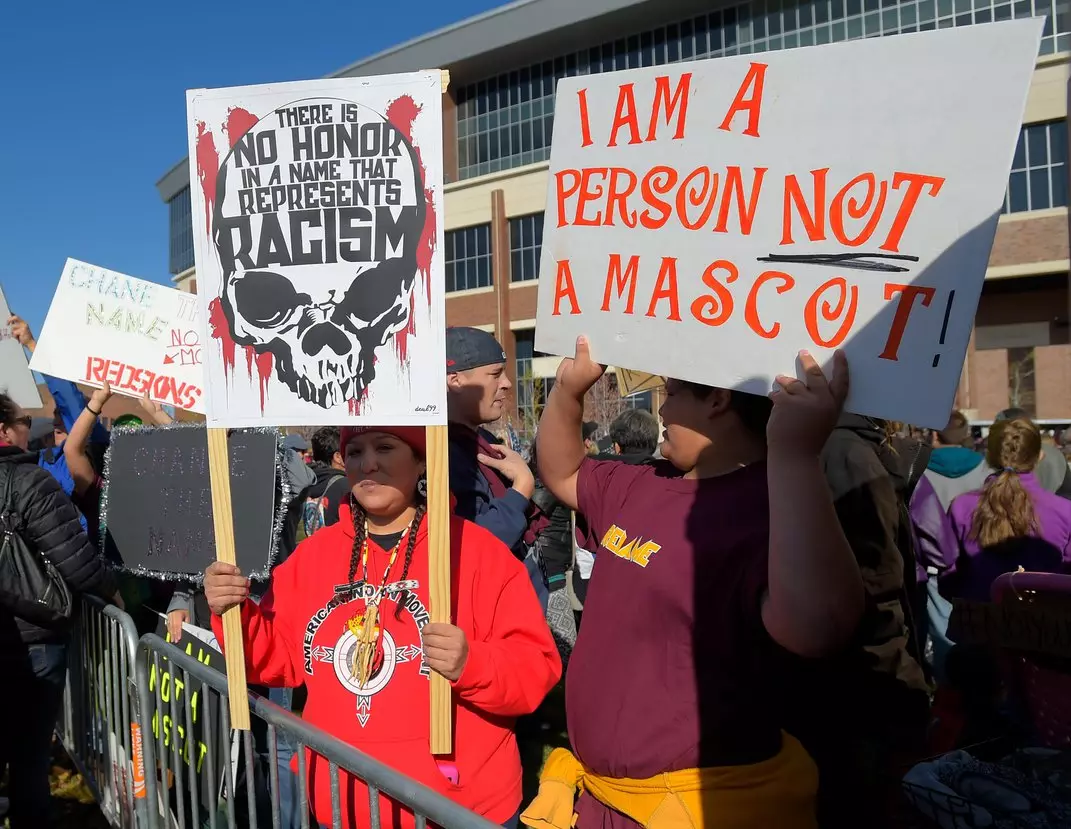 Protest v roku 2014 proti názvu futbalového tímu Washingtonu v Minnesote