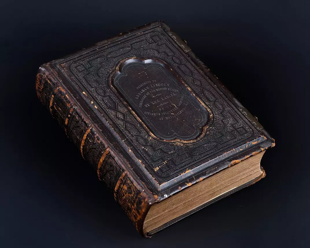 O Biblie deținută de Lincoln, necunoscută istoricilor de 150 de ani, este expusă