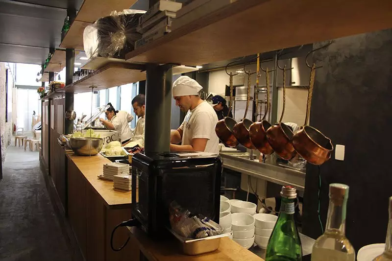 Questo ristorante di Rio utilizza cibo in eccedenza dal villaggio olimpico per sfamare i senzatetto