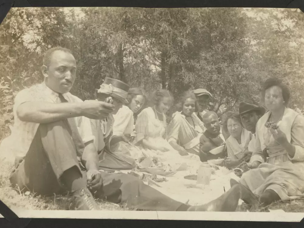Grupo de pessoas fazendo um piquenique na década de 1920
