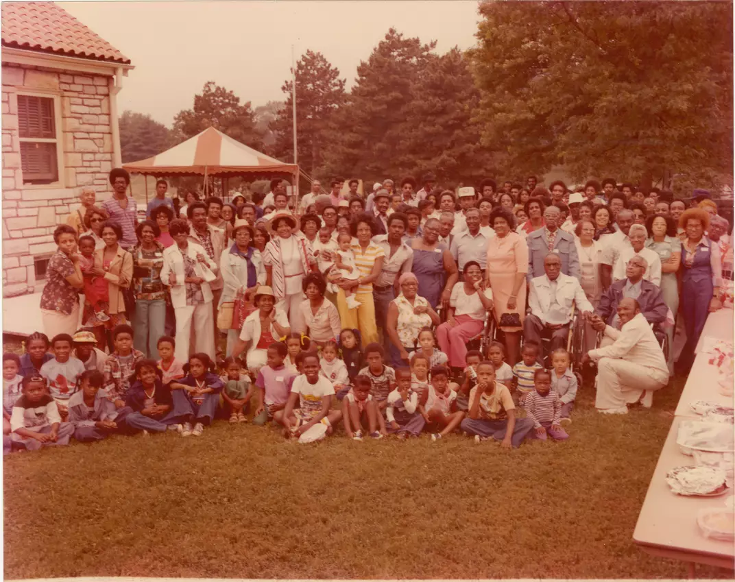 Fotografia de grande reunião ao ar livre, c. 1980