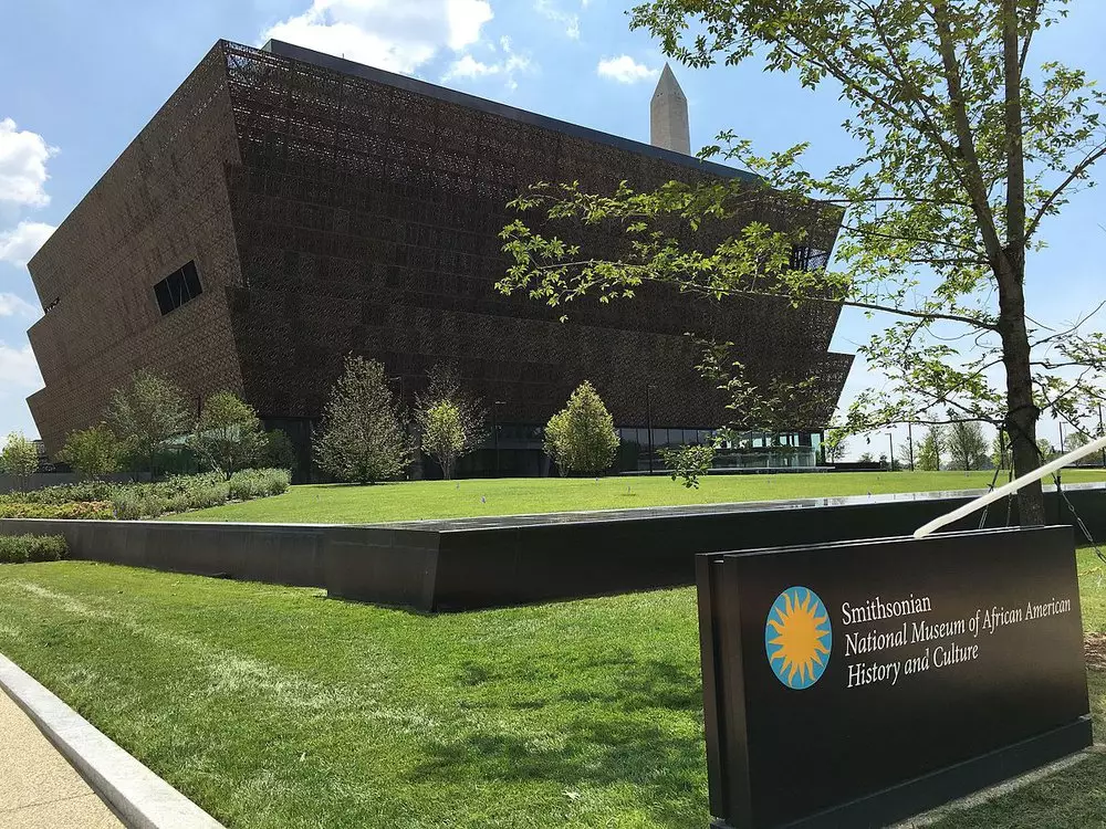 Zunanjost Nacionalnega muzeja afroameriške zgodovine in kulture Smithsonian