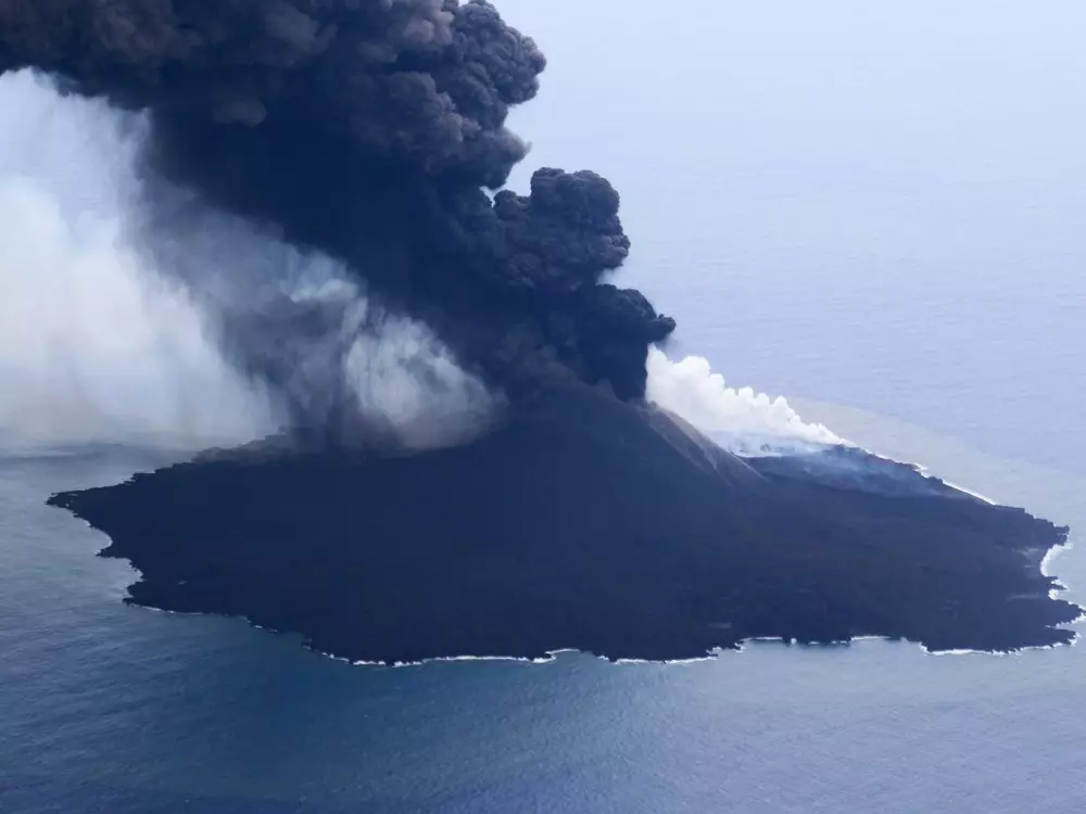 O crecemento explosivo da illa volcánica crea novas terras