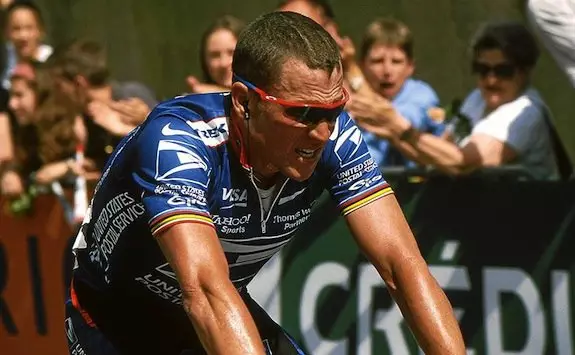 Armstrong pilotando em 2002