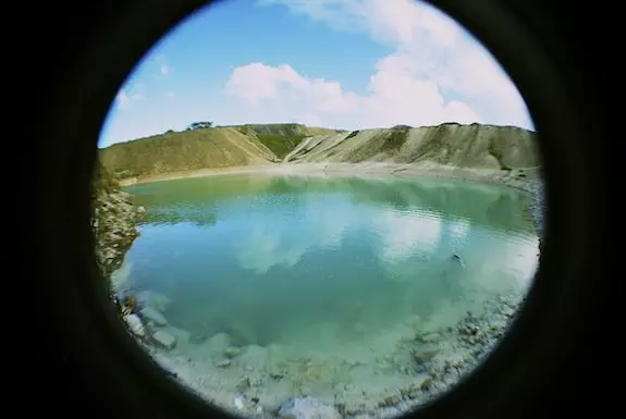 Yon vil angle te oblije kolore bèl lagon sa an nwa pou fè moun sispann naje ladan l