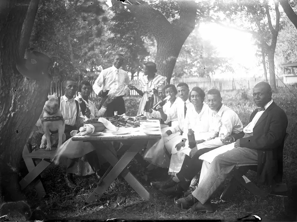 1919〜 1925年のピクニックテーブルでの10人と犬の写真