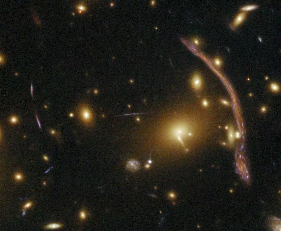 Abell 370: Линзаи гравитатсионӣ Cluster Galaxy