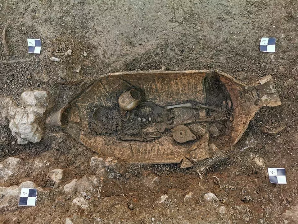فرد مدفون في أمفورا بجزيرة هفار الكرواتية