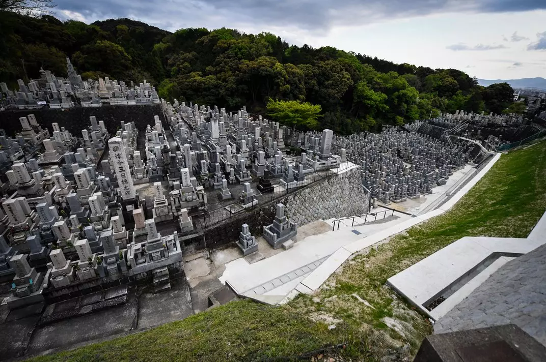 Tombejo ĉe la Kiyomizu-dera budhana templo en orienta Kioto.