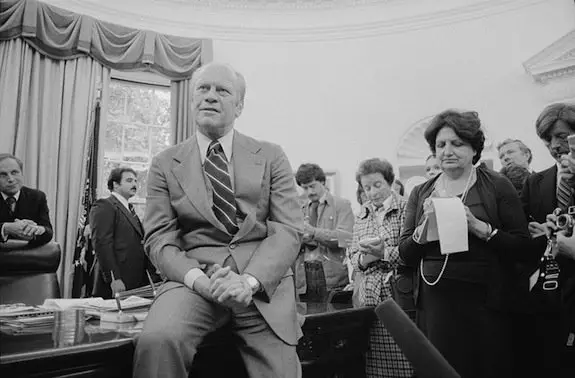 Thomas, mu awọn akọsilẹ lori Gerald Ford.