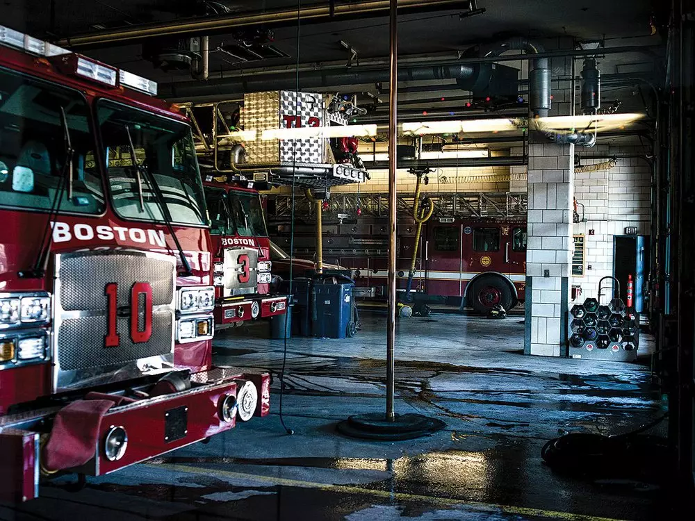 Tűzoltóautó és tűzoszlop a bostoni tűzoltóállomáson