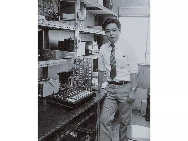 Tadao Kikumoto, mit einem frühen Prototyp der legendären TR-808 Drum Machine.