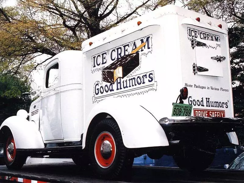 Klasični kamionet za sladoled dobrog humora