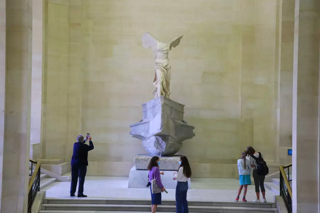 Le faʻafefea ona toe tuʻuina atu e le faʻamaʻi le Louvre i Pale