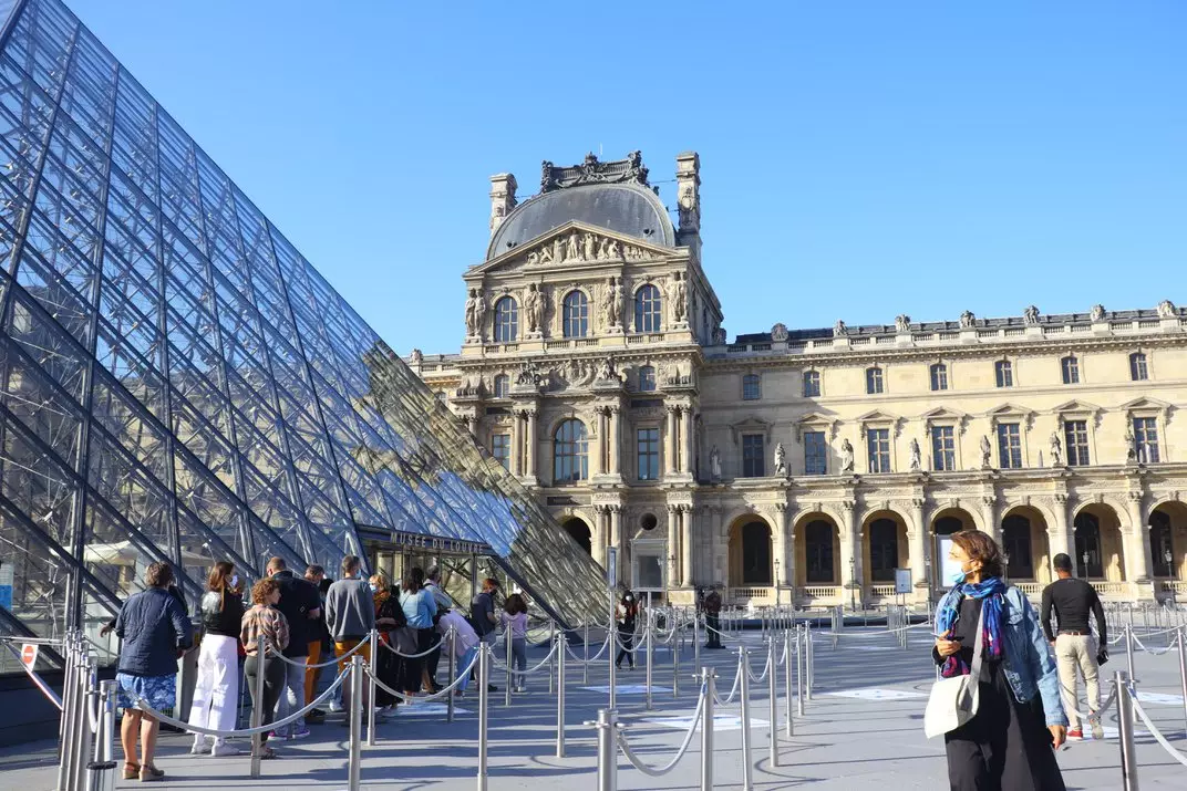 Pandemia nola Louvre itzultzen ari den paristarrei