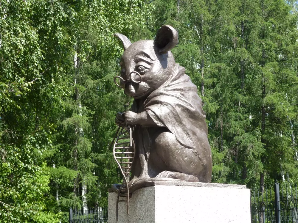 Aquest monument rus homenatja l'humil ratolí de laboratori