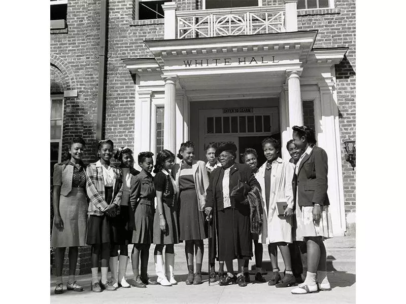 Bethune saluta gli studenti il giorno del suo ritiro da presidente del Bethune-Cookman College