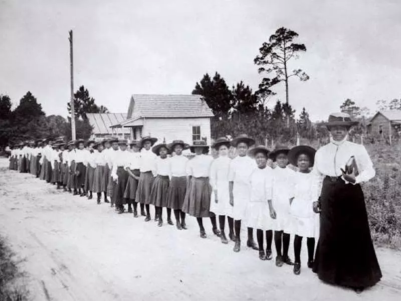 Mary McLeod Bethune sareng murid-muridna di Daytona, Florida, sakitar 1905.