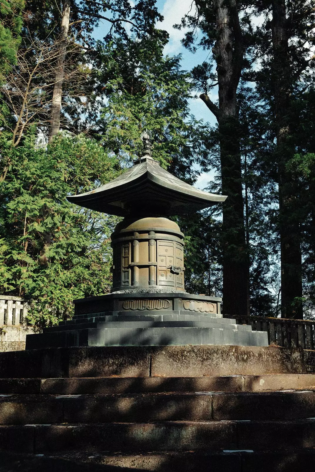 Isang tansong pagoda sa Toshogu Shrine