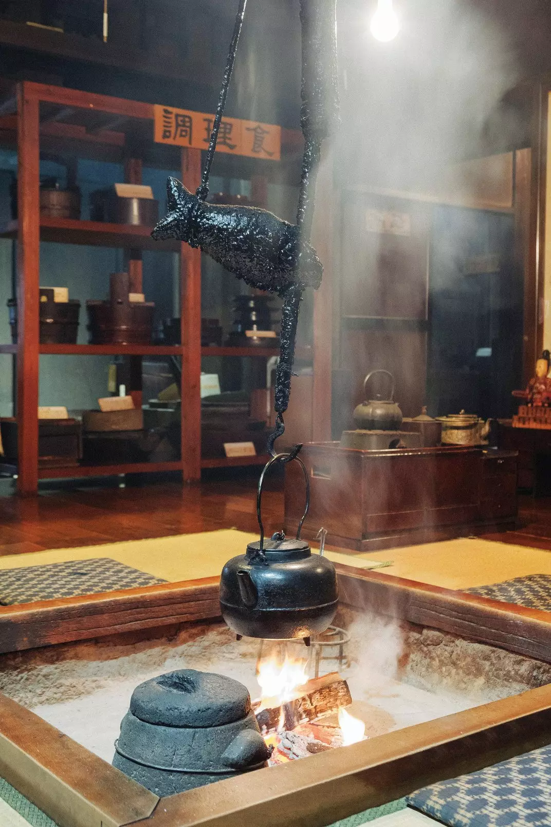 Una chimenea de hogar abierto en un antiguo honjin en Ouchi-Juku, Japón.