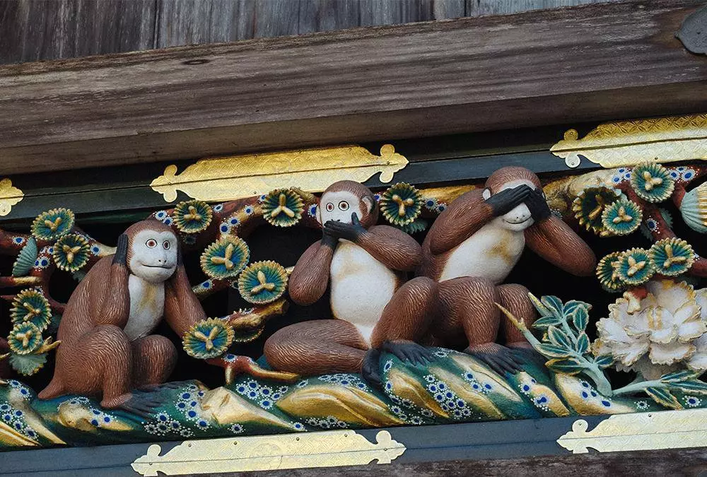 Eng Schnëtt vun den Dräi Wise Monkeys um hellege Stall am Nikko Toshogu Schräinkomplex