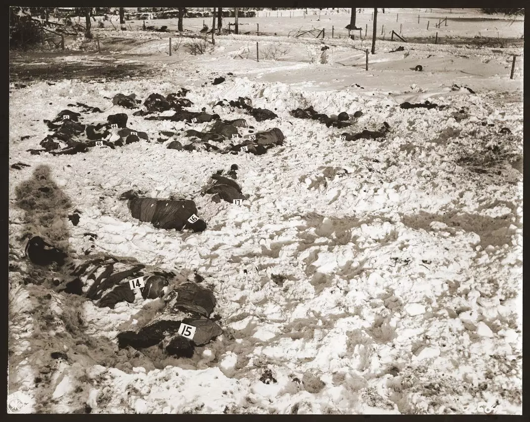 Останките на американски военнопленници, убити през декември 1944 г. близо до белгийския град Малмеди. Телата бяха идентифицирани по номер за използване в процеси за военни престъпления, водени срещу повече от 70 нацистки войници от американската армия.