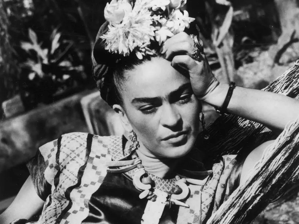 Frida Kahlo 1950 inguruan loreak ilean