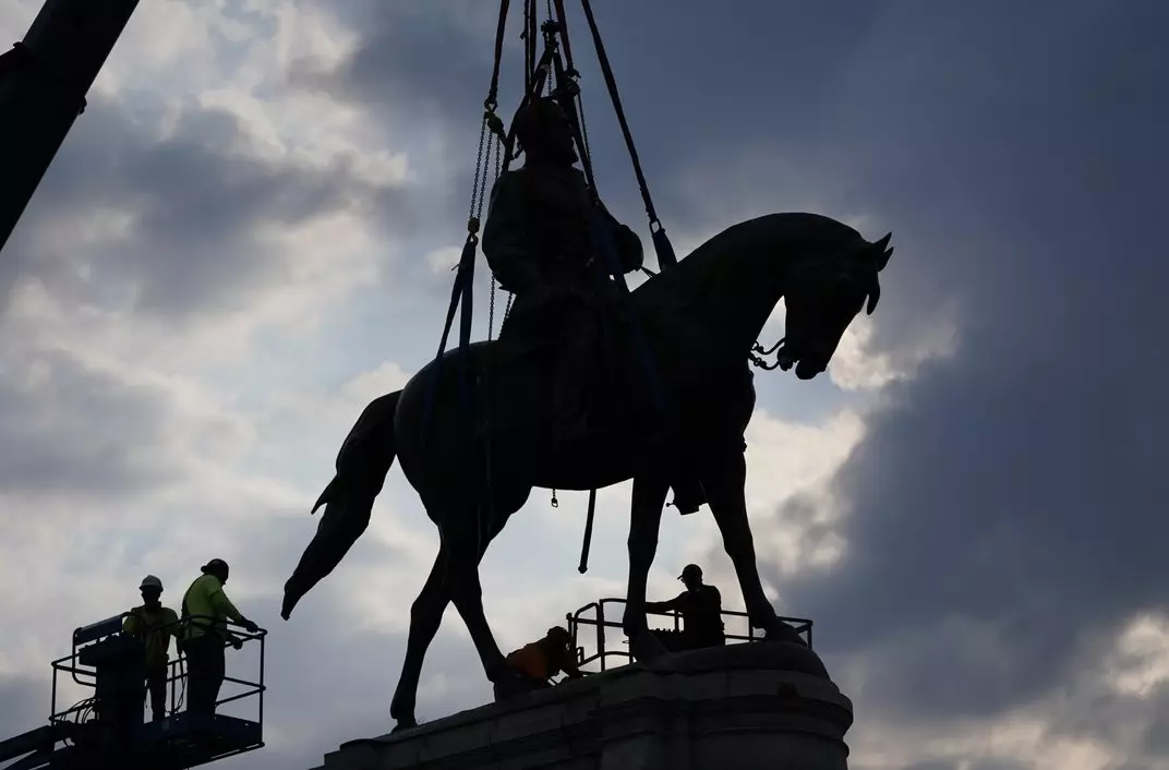 Kru nyiapake mbusak patung Jenderal Konfederasi Robert E. Lee saka Richmond's Monument Avenue tanggal 8 September 2021