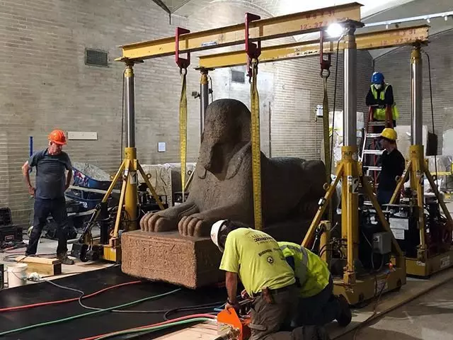 De Penn Musée huet just en 12-Ton Sphinx aus enger Fënster geflunn