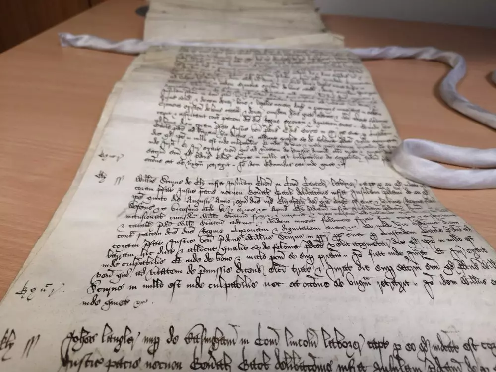 Trove of English Court Records Ifihan Awọn itan ti Ipaniyan, Ajẹ, Warankasi ole