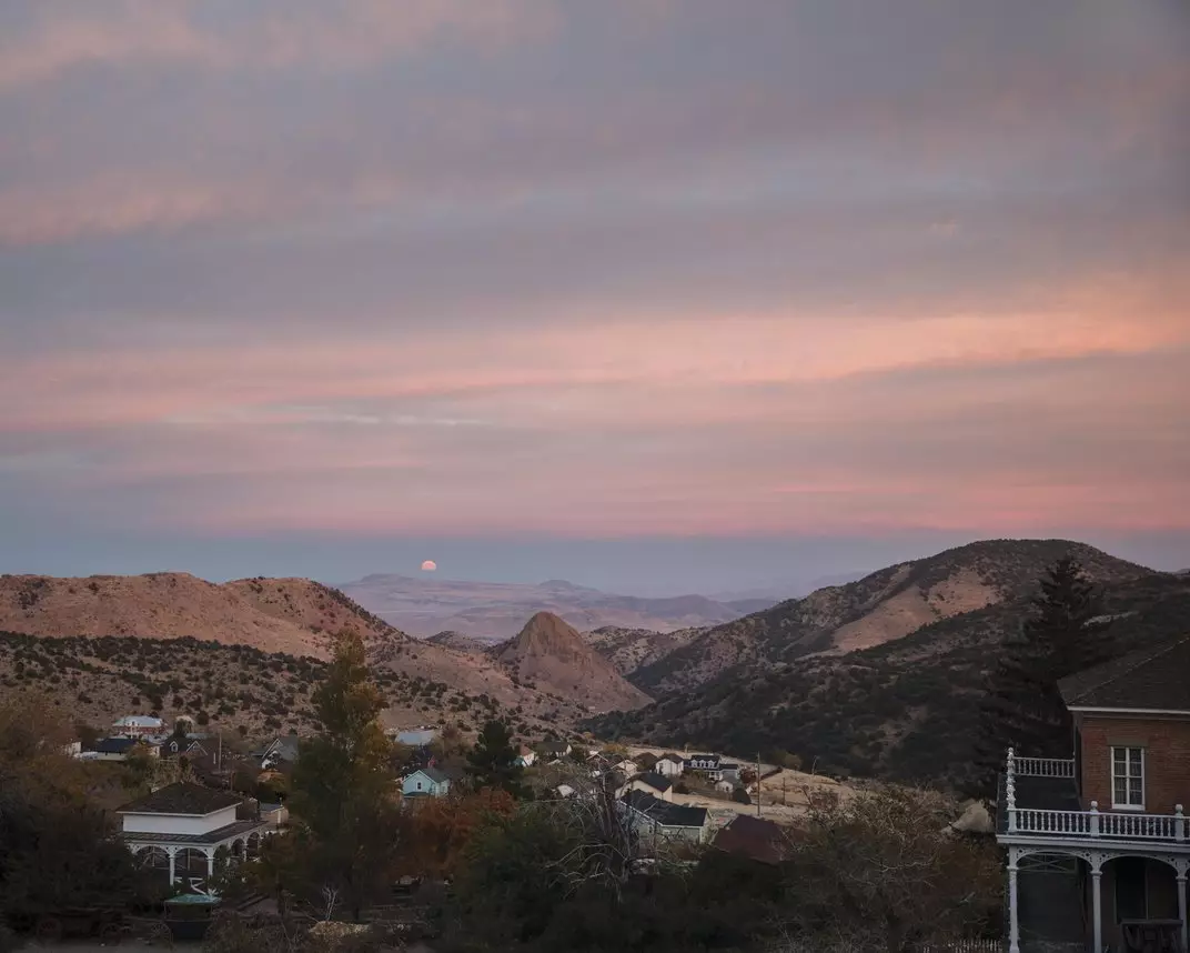 Zu Virginia City, Nevada, huet d'Arrivée vu Milholland ongeféier 500 Leit ugezunn, déi duerch Pompjeesalarmer, Schoulklacken a Pfeifen op hir berouegend Ried geruff goufen, déi normalerweis Verréckelungsverännerungen an der lokaler Mine markéiert hunn.