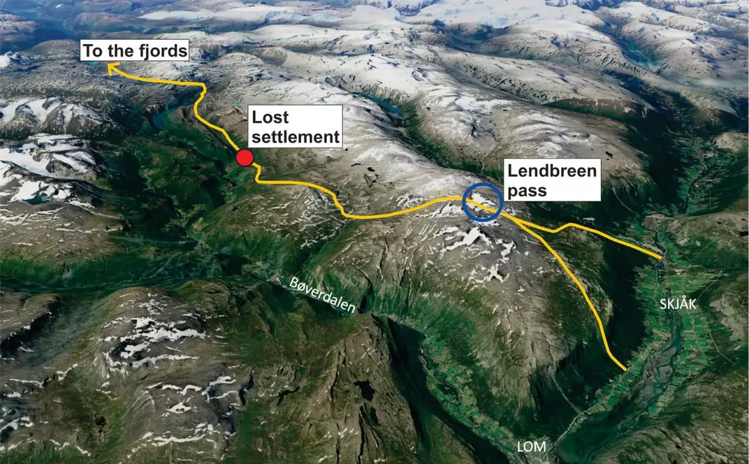 Ilmakuva vihreistä vuorista, jotka on peitetty valkoisella, ja keltainen viiva osoittaa polkua, jonka viikinkiajan ihmiset kulkivat vuorten yli ja Lendbreen-jäätikön ohi