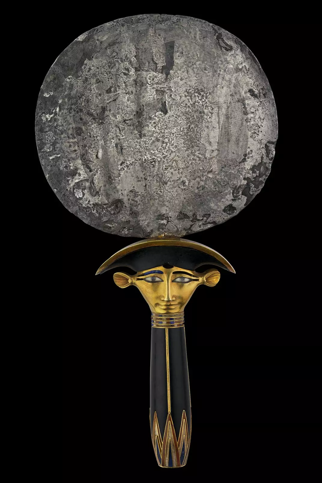 Gương bạc với tay cầm đầu Hathor