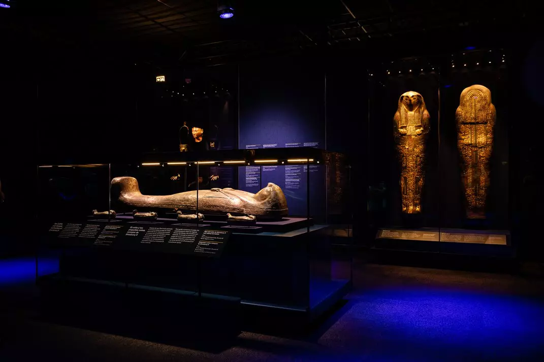 Golygfa o'r arddangosfa, gyda sarcophagus yng nghanol yr ystafell
