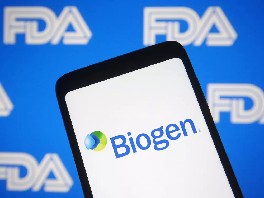 Утасны дэлгэц нь FDA лого бүхий дэвсгэрийн өмнө Biogen логог харуулж байна