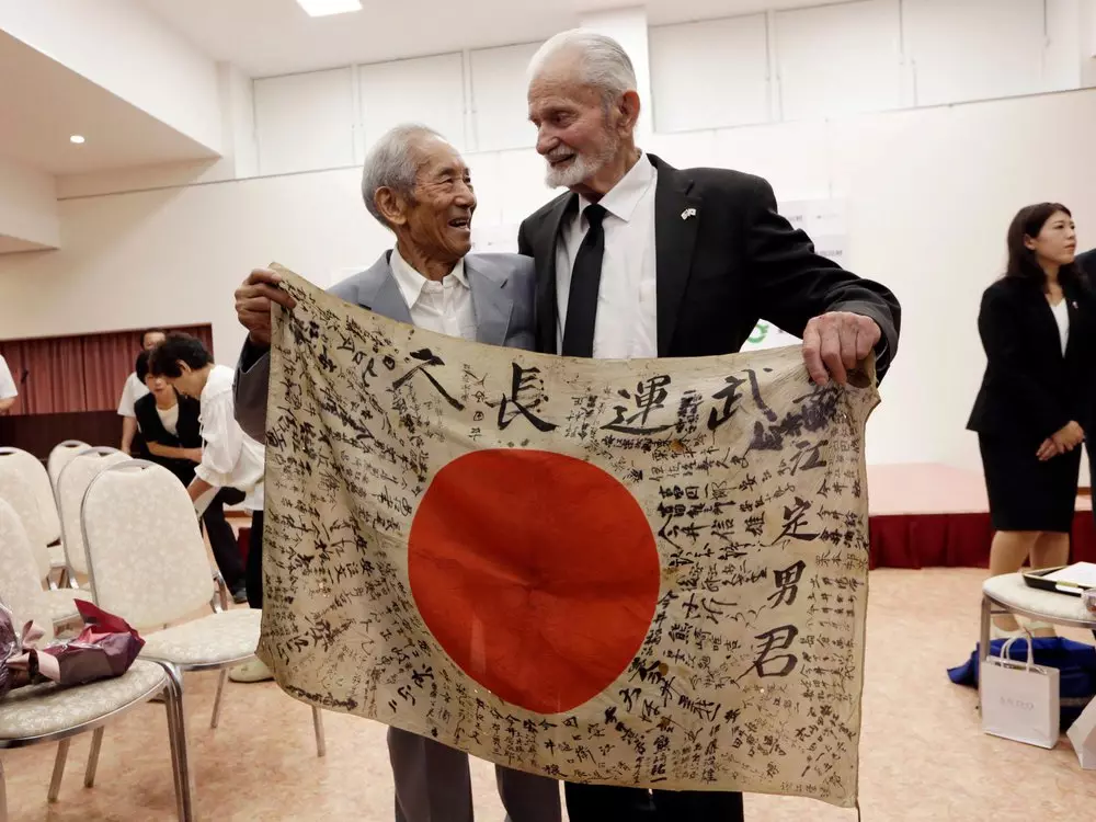 Veterano estadounidense devuelve bandera a familia de soldado japonés muerto