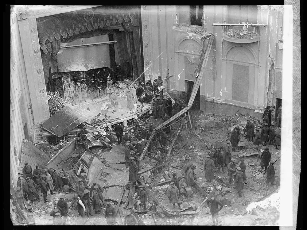 چھت گرنے کے بعد نیکربکر تھیٹر کا اوور ہیڈ منظر