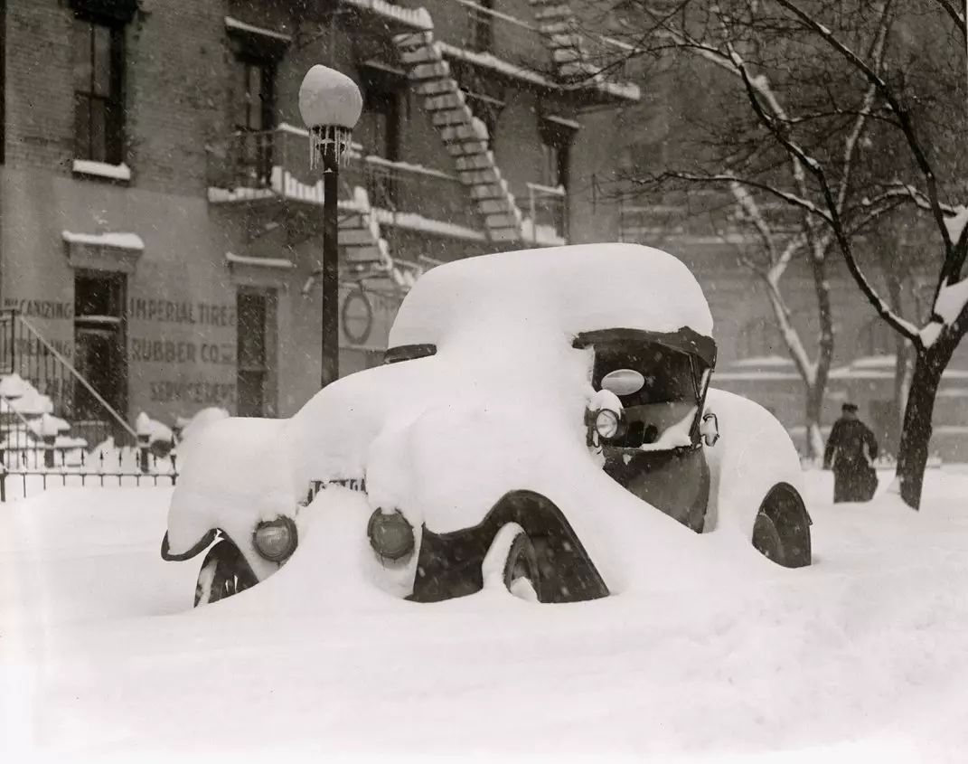 Άποψη ενός αυτοκινήτου θαμμένου κάτω από το χιόνι κατά τη διάρκεια της καταιγίδας Knickerbocker