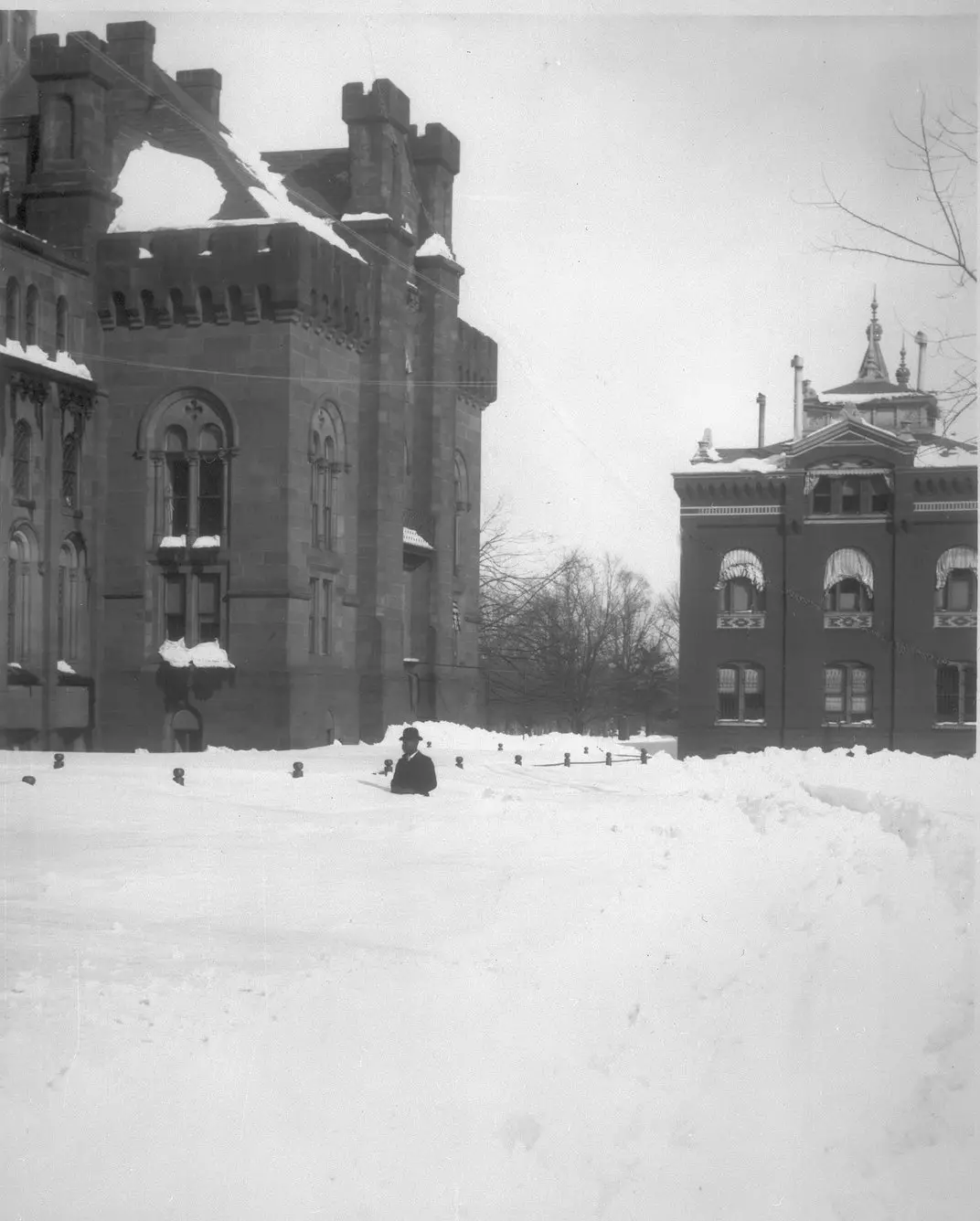 Utsikt över Smithsonian Castle begravd under snö under Knickerbocker Storm