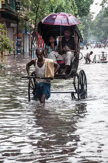 Översvämmade gator i Kolkata
