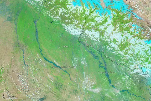 Intian joet paisuivat sateiden jälkeen aiheuttaen laajoja tulvia, kuten tässä kesäkuun 21. päivän kuvassa näkyy.