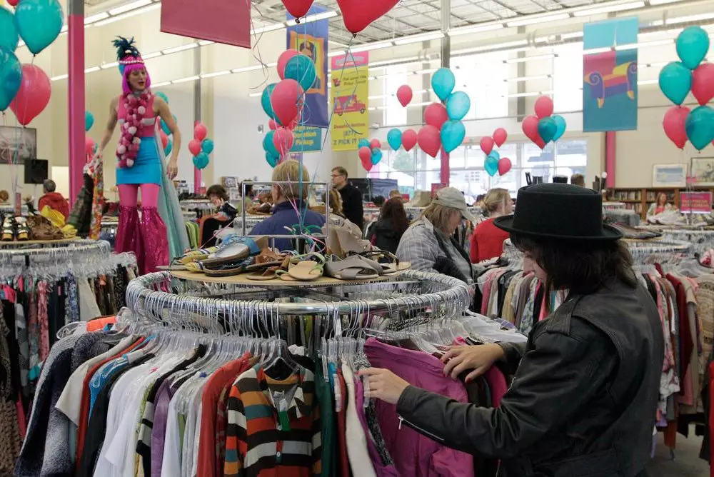 לקוחות מבצעים קניות במהלך חנות יד שנייה של קרן AIDS Healthcare Foundation בקולומבוס, אוהיו.