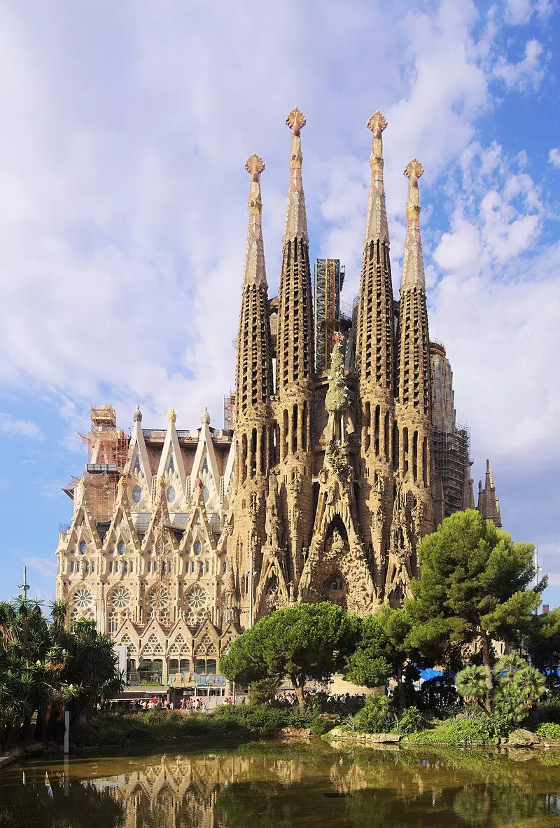 Курулуш башталгандан 137 жыл өткөндөн кийин, La Sagrada Familia курулушка уруксат алды