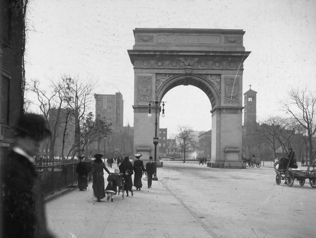 Fotografia łuku Washington Square z 1903 roku, zaprojektowana przez architekta Stanforda Whitea
