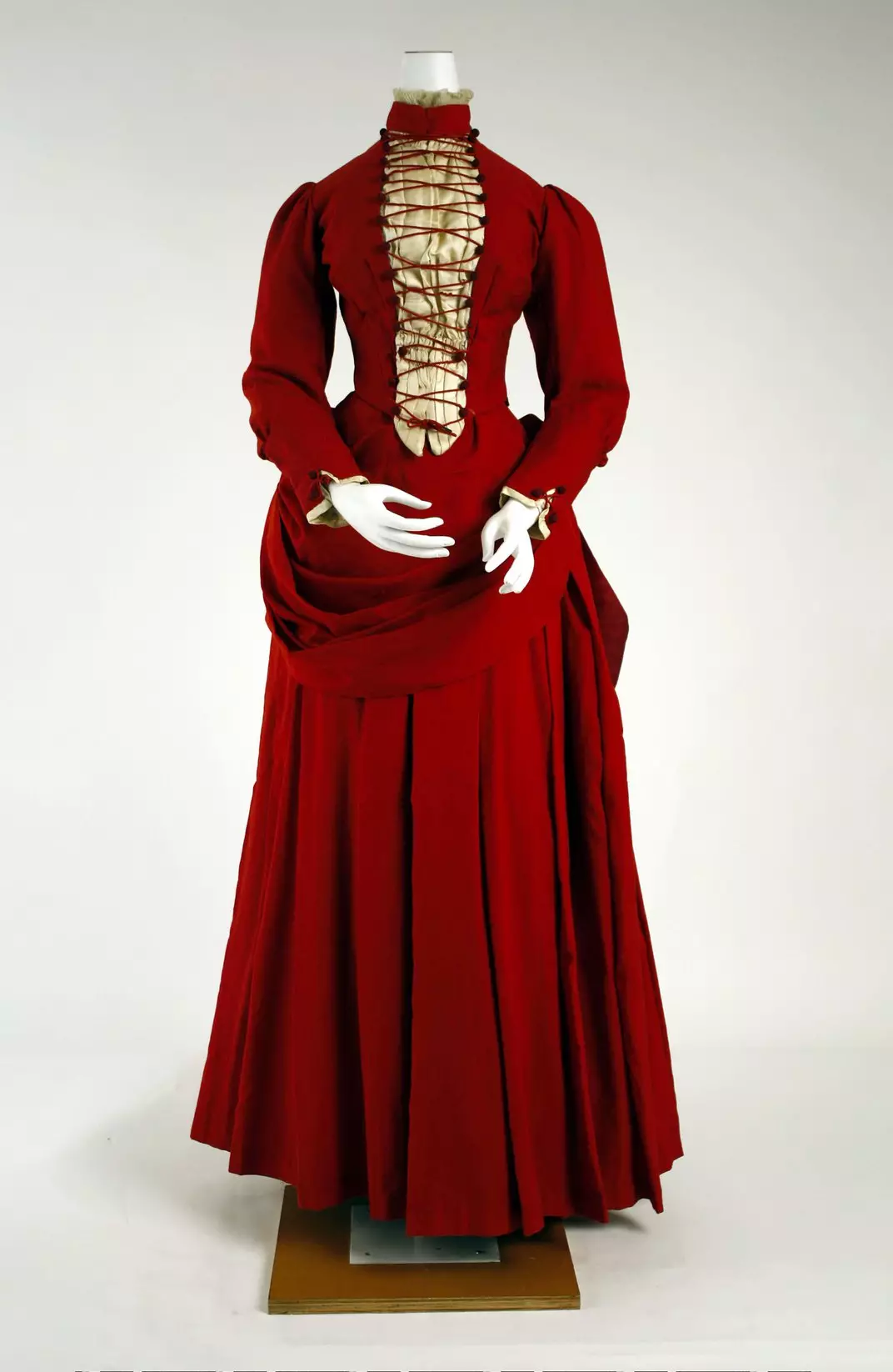 Červené hedvábné a vlněné šaty, kolem roku 1887
