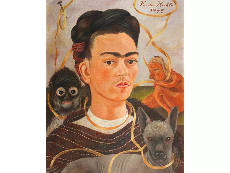 De Kahlo mécht Ae Kontakt mam Zuschauer an dësem Portrait vun hirem Kapp; si ass ëmgi vun engem gëllene Bändchen, engem groen Hond, engem Af an enger Vollekskonscht-inspiréierter Statu hannert hirer Schëller