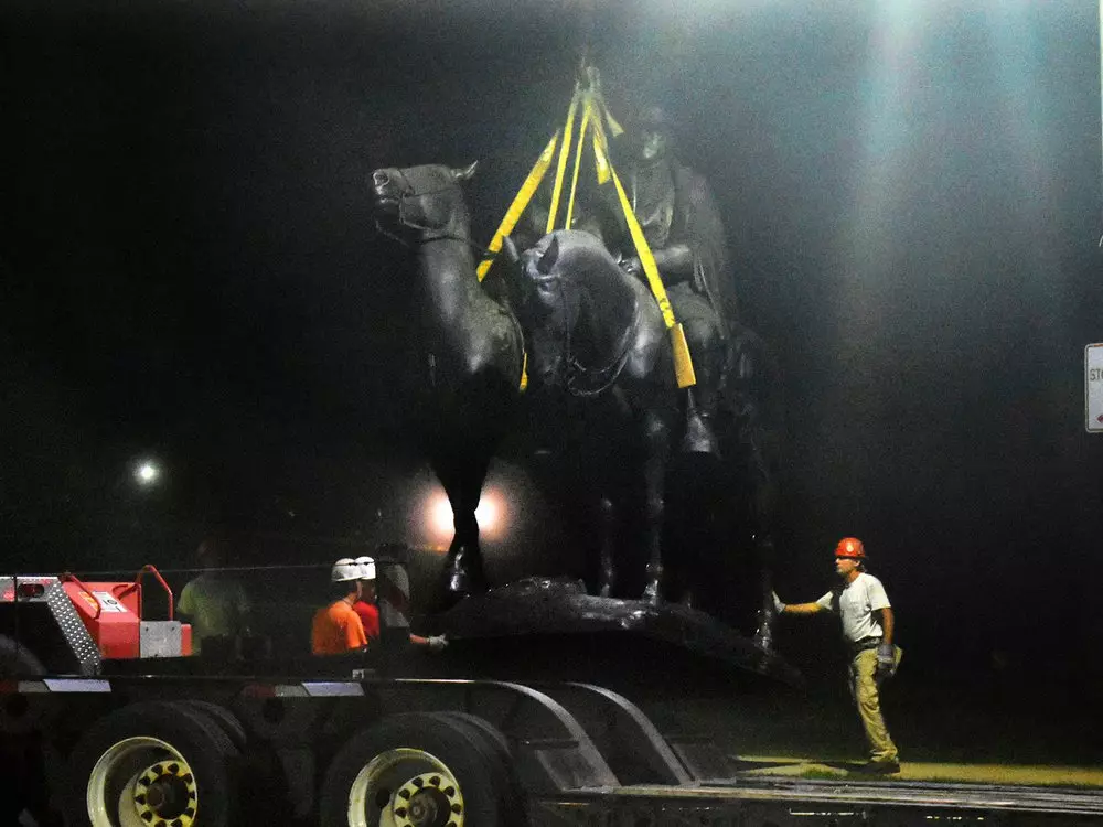 Baltimore retira silenciosamente cuatro monumentos confederados