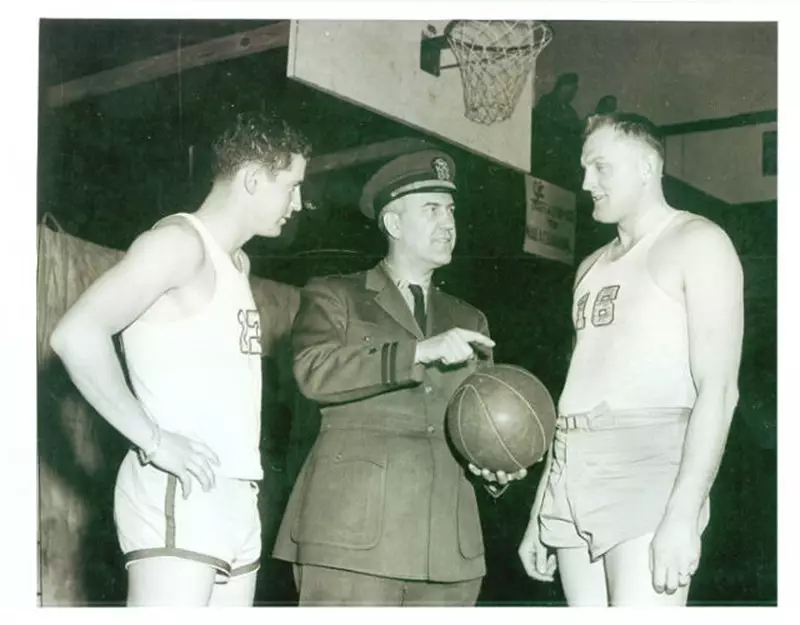 Hvordan Chuck Taylor lærte Amerika at spille basketball 27065_10