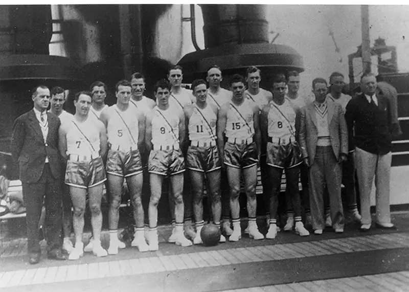 Como Chuck Taylor ensinou a América a jogar basquete